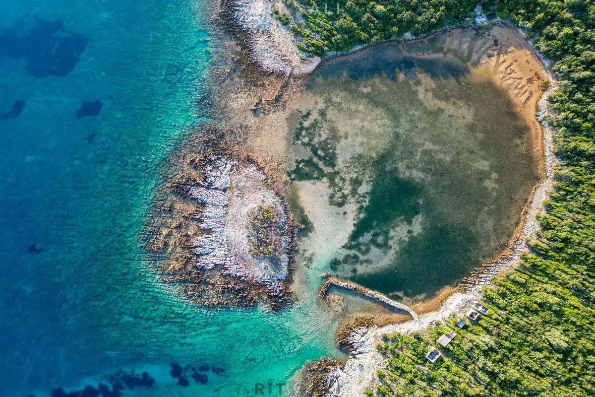 OTOK MOLAT. ZAROBLJEN TRENUTKOM.